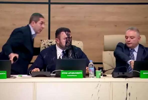 Ketua Suruhanjaya Pilihan Raya Georgia disimbah cat hitam | Astro Awani