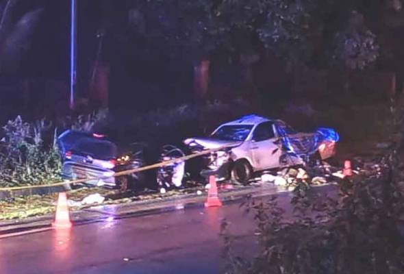 Tiga sekeluarga maut kemalangan babit dua kenderaan | Astro Awani