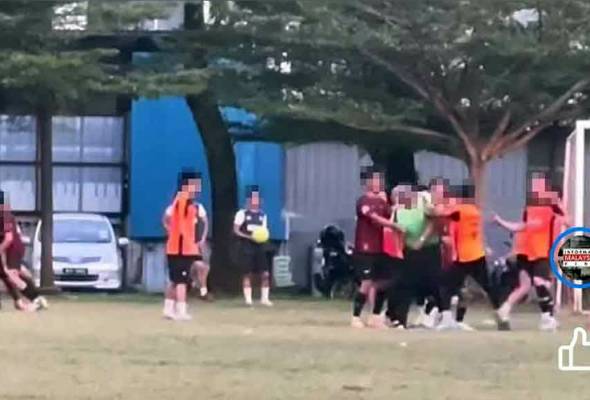 Tak puas hati keputusan penalti, pengadil diserang pemain | Astro Awani Tak puas hati keputusan penalti, pengadil diserang pemain | Astro Awani