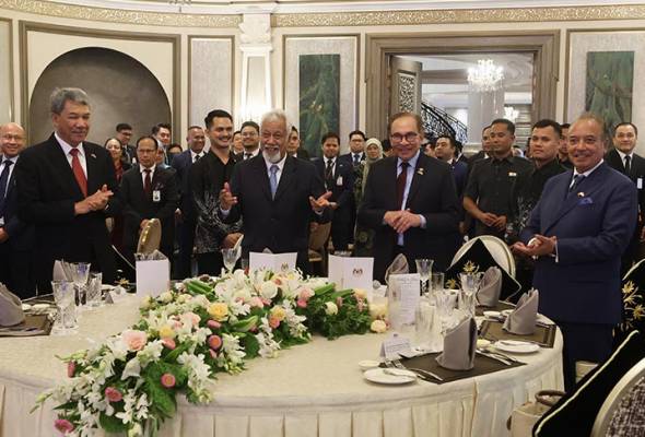 PM Anwar rai rakan sejawat Xanana Gusmao dalam majlis makan tengah hari ...