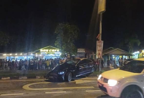 Dua maut tercampak keluar dari kereta, nahas di pusingan ‘U’ Jalan Lencongan Barat | Astro Awani