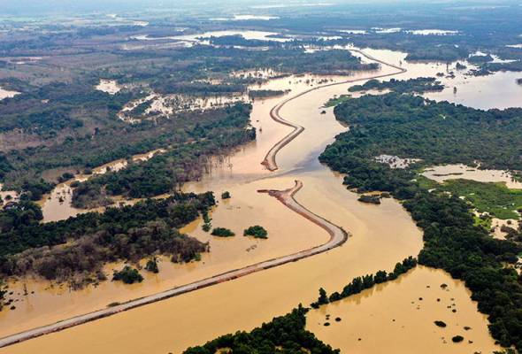 Sungai Golok 'mengepung', penduduk berlumba selamatkan harta | Astro Awani