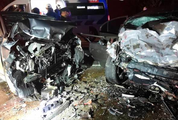 Tiga beranak maut dalam kemalangan di Jalan Kota Tinggi-Mersing | Astro Awani
