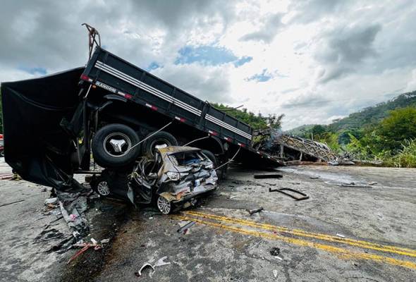 22 maut dalam nahas jalan raya di Brazil | Astro Awani