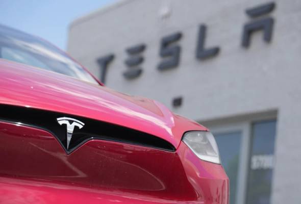 Jualan tahunan kereta elektrik Tesla merosot buat kali pertama | Astro ...