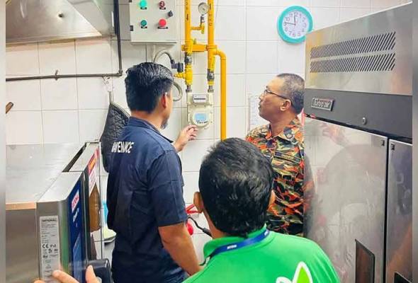 Tiga pekerja restoran pengsan terhidu gas bocor | Astro Awani