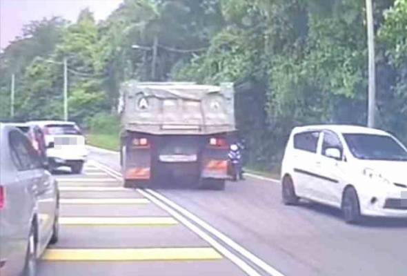 Pandu secara berbahaya berhampiran sekolah, pemandu lori serah diri | Astro Awani