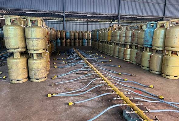 KPDN serbu stor haram seleweng LPG bersubsidi di Kulai | Astro Awani
