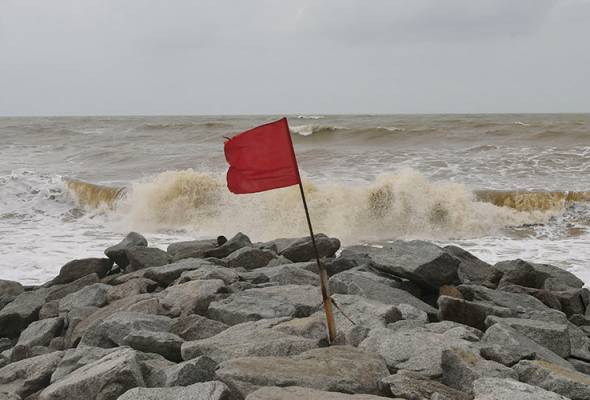 APM minta orang ramai patuh amaran bendera merah di Pantai Air Papan ...