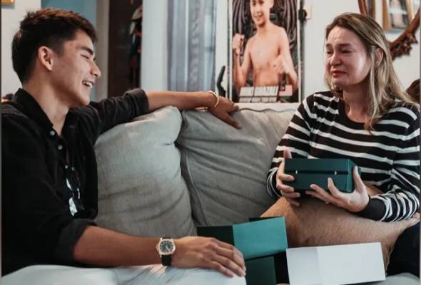 Jojo Ghazali hadiahkan jam tangan Rolex buat ibu tercinta | Astro Awani