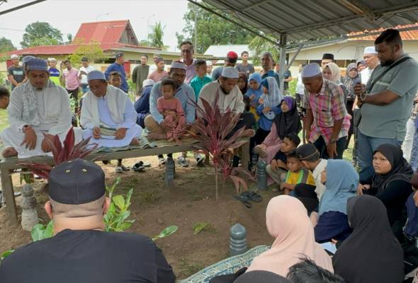 Hujan renyai iringi pengebumian jenazah Mohamad Fahmi Hafiz | Astro Awani