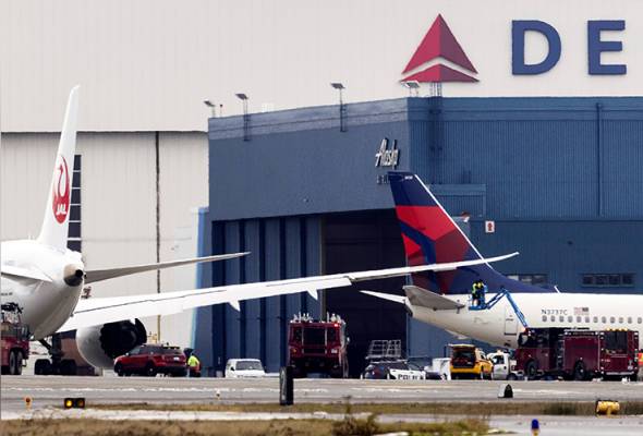 Sebahagian komponen sayap pesawat Boeing 737 Delta Air Lines tertanggal ...
