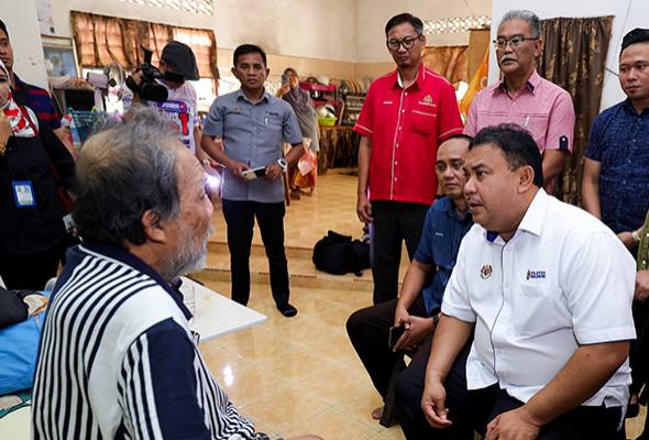 Sanggup bujang, kerja sambilan demi jaga bapa | Astro Awani