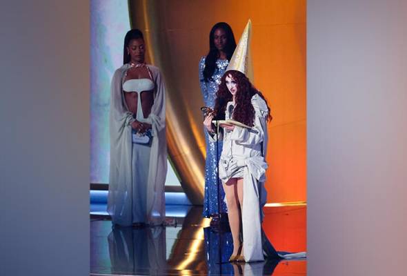 Chappell Roan takes home best new artist Grammy | AWANI International
