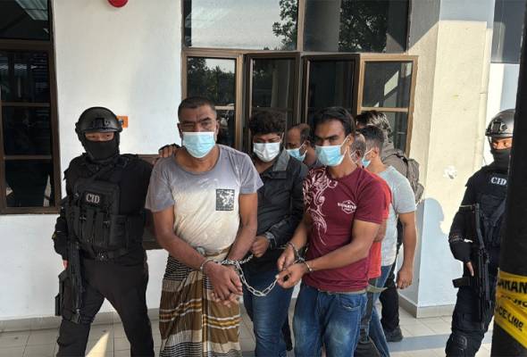 7 lelaki didakwa bunuh, tanam rakan dalam kolah | Astro Awani