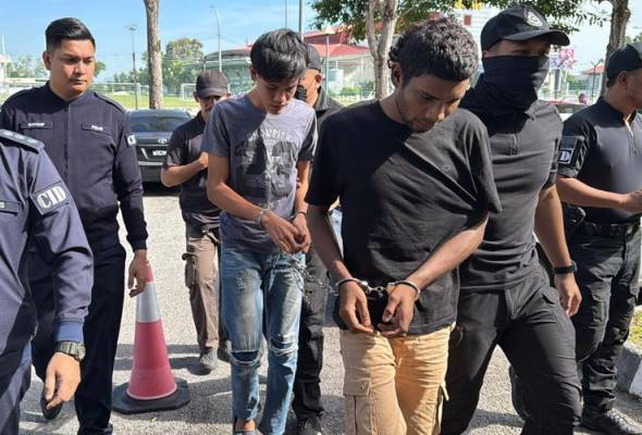 Dua lelaki dituduh bunuh warga emas, anak angkat | Astro Awani