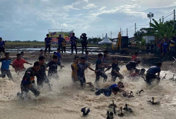 Tangkap itik dalam kolam hidupkan tradisi sukan rakyat di PAT 2025 ...