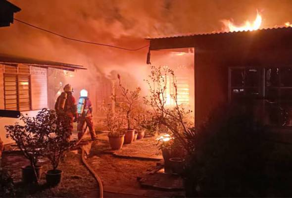 Lima rumah, empat motosikal musnah dijilat api di Manjoi | Astro Awani