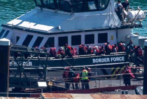 Kira-kira 1,000 migran rentas Selat Inggeris dalam empat hari pertama ...