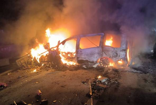 Tiga maut kemalangan babit empat kenderaan | Astro Awani