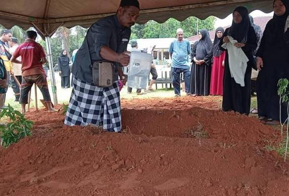Jenazah suami isteri maut kemalangan selamat dikebumikan | Astro Awani