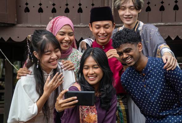 Hari Raya dirai bersama, kembali eratkan perpaduan | Astro Awani