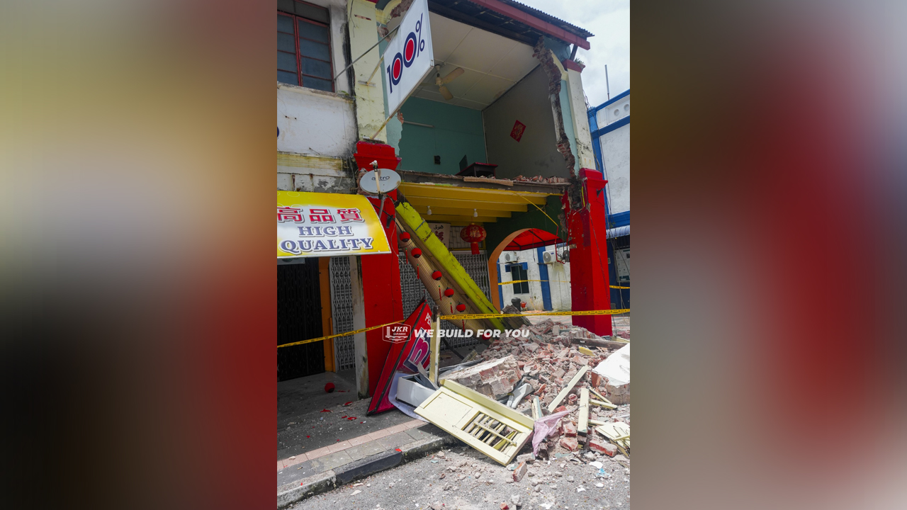 JKR Sarawak tawar khidmat forensik siasat runtuhan bangunan kedai lama ...