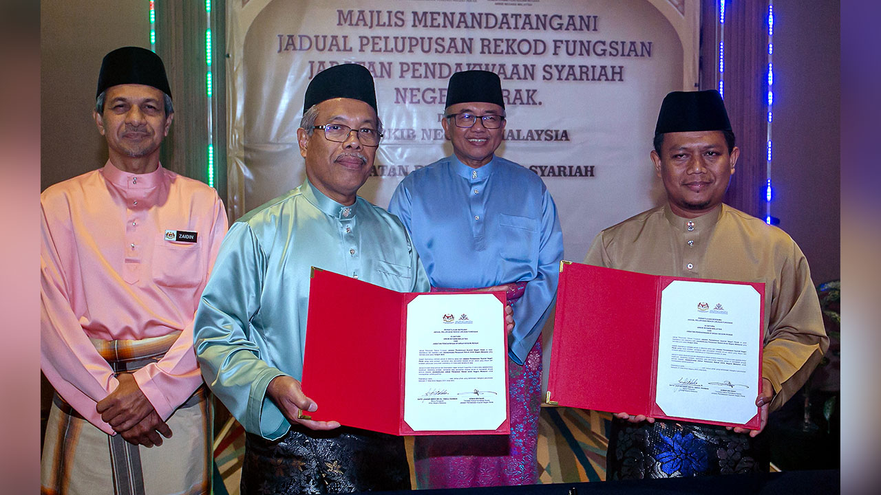 Lebih 7,000 dokumen diklasifikasi fail fungsian - Arkib Negara | Astro ...