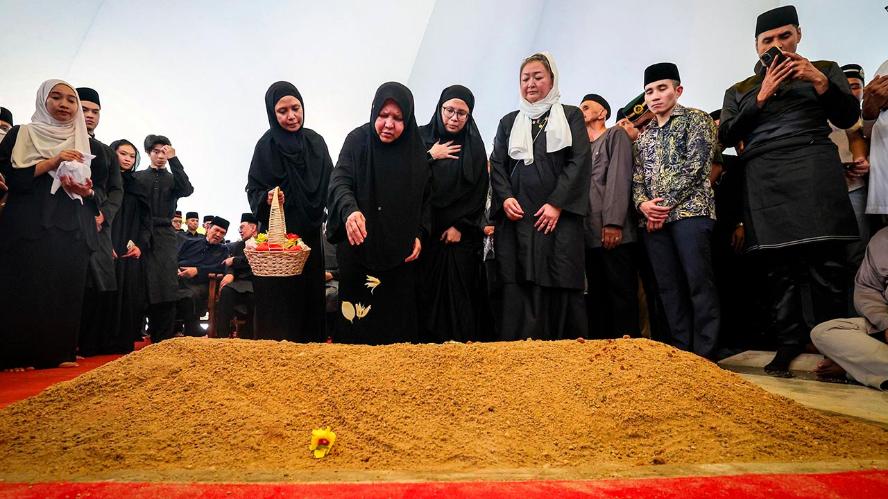 Mengenang Tun Abdullah Ahmad Badawi: 'Penghormatan terakhir yang penuh ...