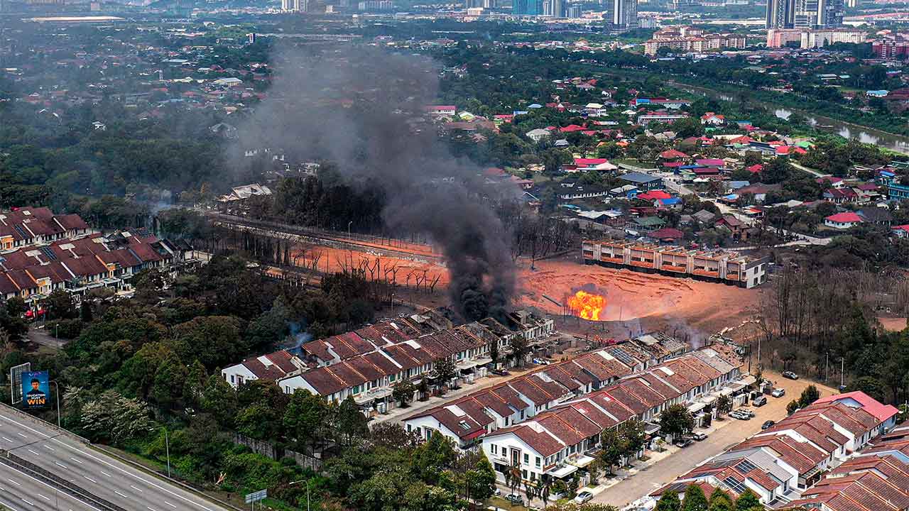 Kebakaran paip gas: Lebih 100 mangsa diselamatkan setakat ini - Polis | Astro Awani