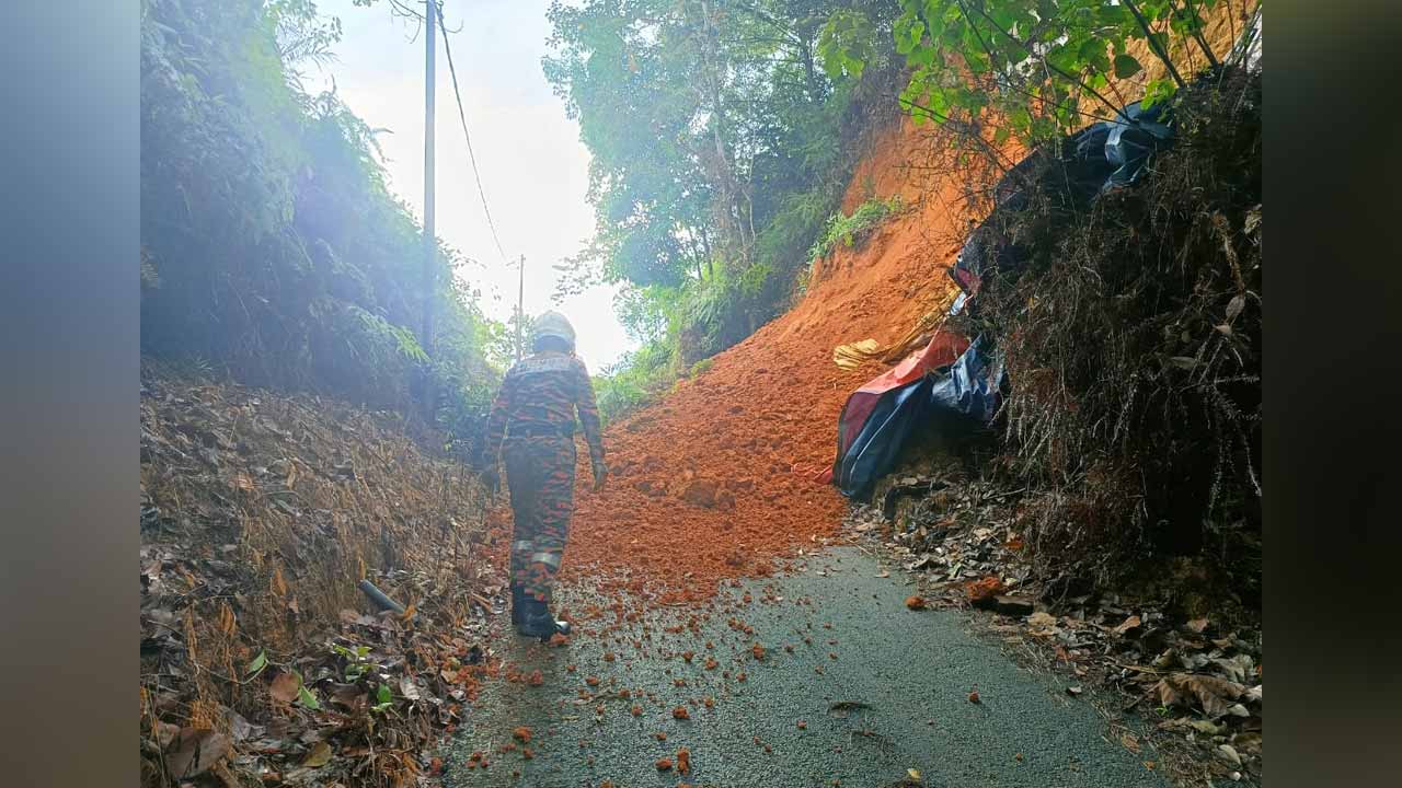 Tanah runtuh berketinggian 40 kaki di Sungai Merab | Astro Awani