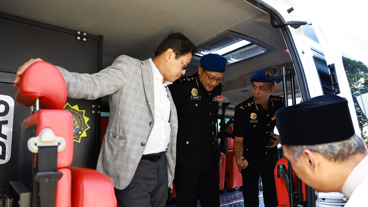 SPRM terima tiga kenderaan khas bagi kegunaan pasukan taktikal ACTS | Astro Awani