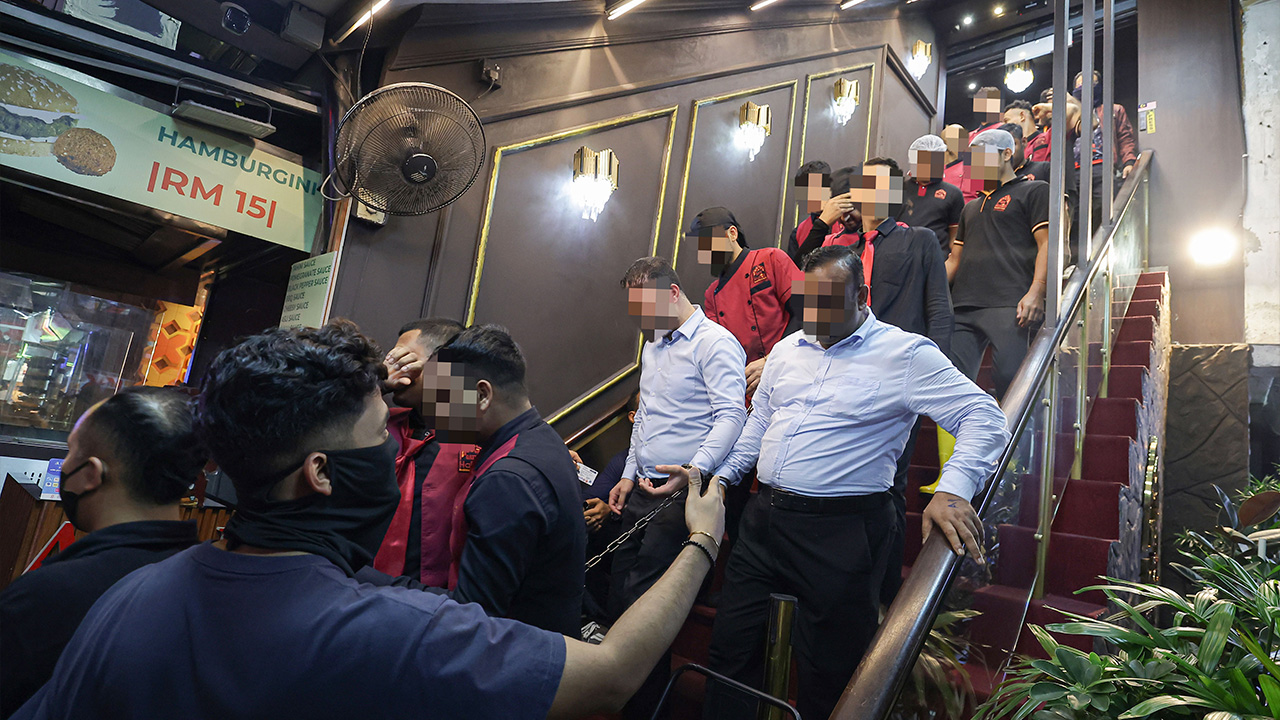 45 pekerja asing ditahan dalam serbuan di restoran Arab popular Bukit Bintang | Astro Awani