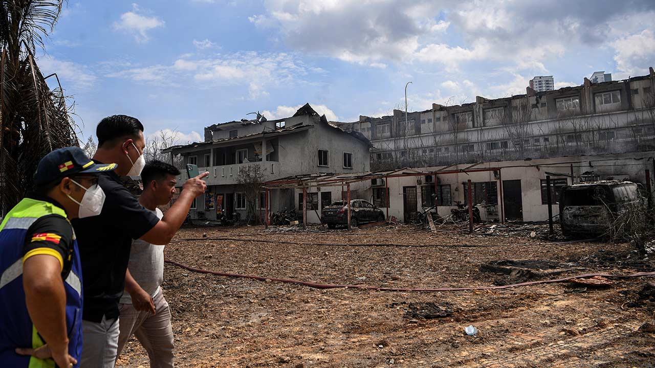 Kebakaran gas Putra Heights: Tidak mahu susahkan sesiapa, mangsa baiki sendiri rumah terjejas ...