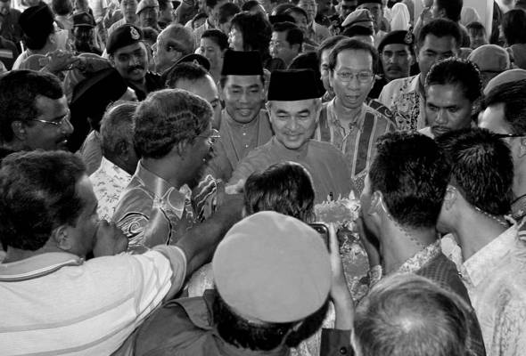 Mengenang Tun Abdullah Ahmad Badawi: Pak Lah 'Bapa Reformasi ... Mengenang Tun Abdullah Ahmad Badawi: Pak Lah 'Bapa Reformasi ...