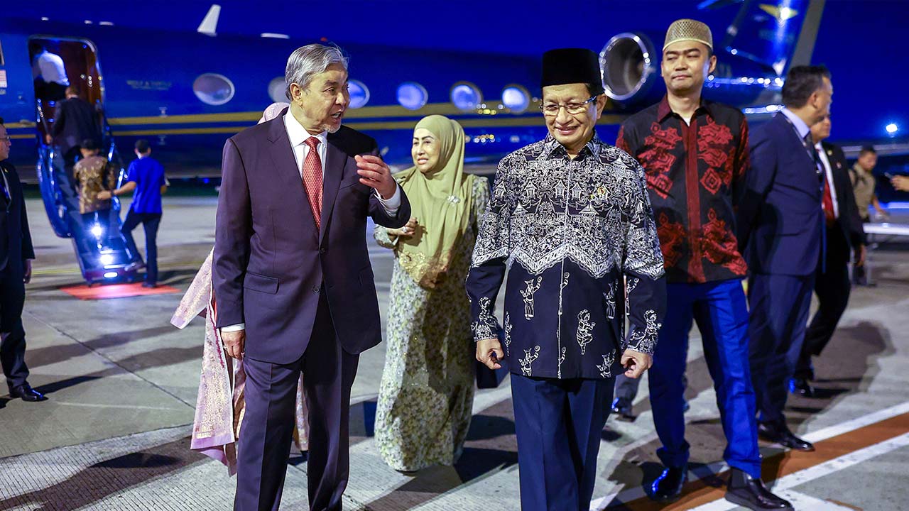 TPM Ahmad Zahid mulakan lawatan rasmi 3 hari ke Indonesia | Astro Awani