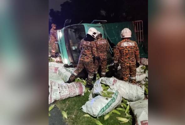 Seorang maut, dua cedera kemalangan dua lori di Lebuhraya Elite | Astro Awani