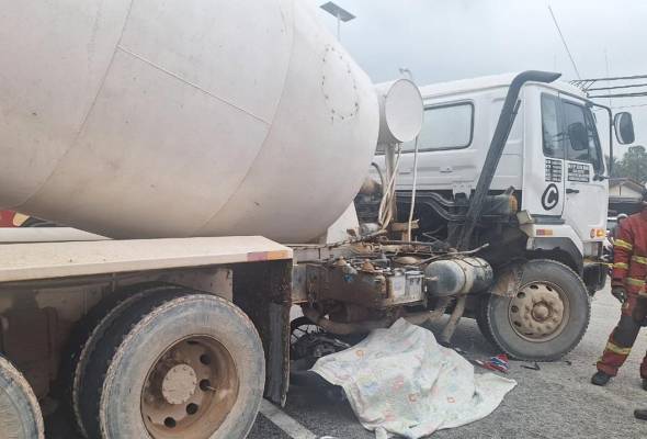 Remaja maut motosikal bertembung lori simen | Astro Awani