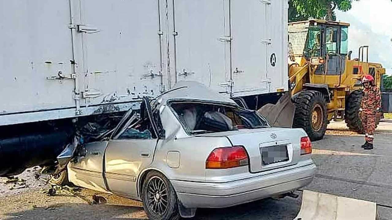 Dua maut kereta terperosok bawah lori buat pusingan U | Astro Awani