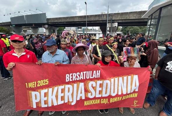 1,000 peserta Himpunan 1 Mei mula berarak suarakan tuntutan | Astro Awani