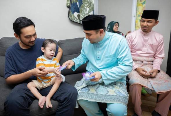 PM Anwar hulur sumbangan kepada kanak-kanak hidap sakit jantung | Astro Awani