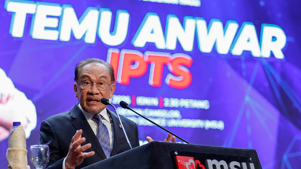 Kerajaan bincang keperluan perluas program FLYSiswa - PM Anwar | Astro Awani