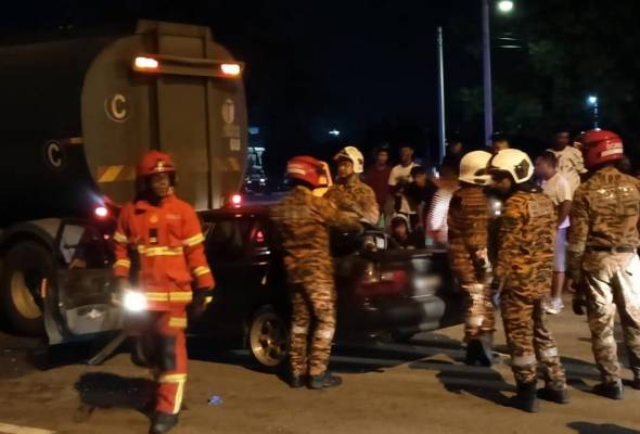 Lelaki maut, nahas kereta, lori tangki muatan minyak sawit | Astro Awani