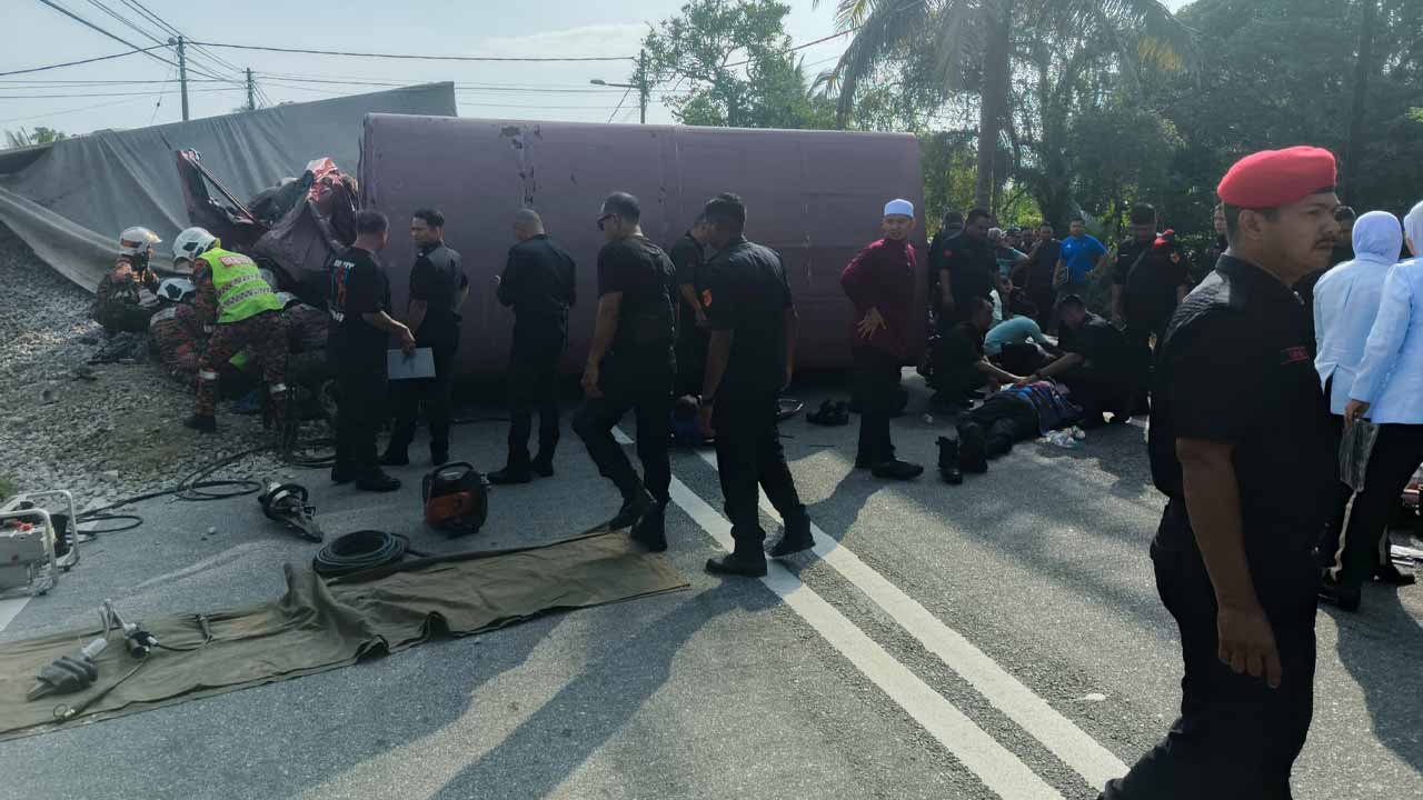 Anggota FRU maut kemalangan: Lori pasir alami kegagalan fungsi stereng - Polis | Astro Awani