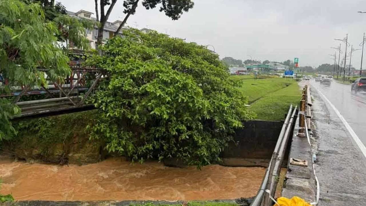 Penunggang maut, motosikal tercampak ke dalam sungai | Astro Awani