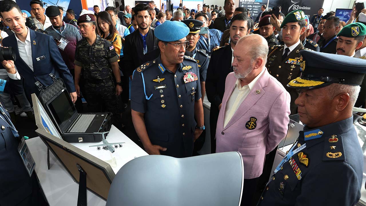 Agong berkenan berangkat ke LIMA'25 | Astro Awani