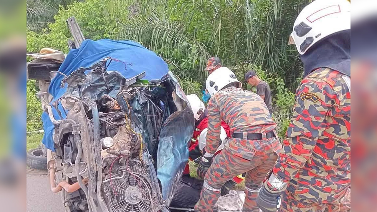 Ibu maut tersepit di kereta, dua anak lelaki cedera dalam kemalangan di Gua Musang | Astro Awani