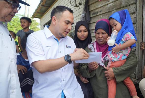 PM hulur sumbangan kepada keluarga kanak-kanak lemas di Sungai Balok | Astro Awani