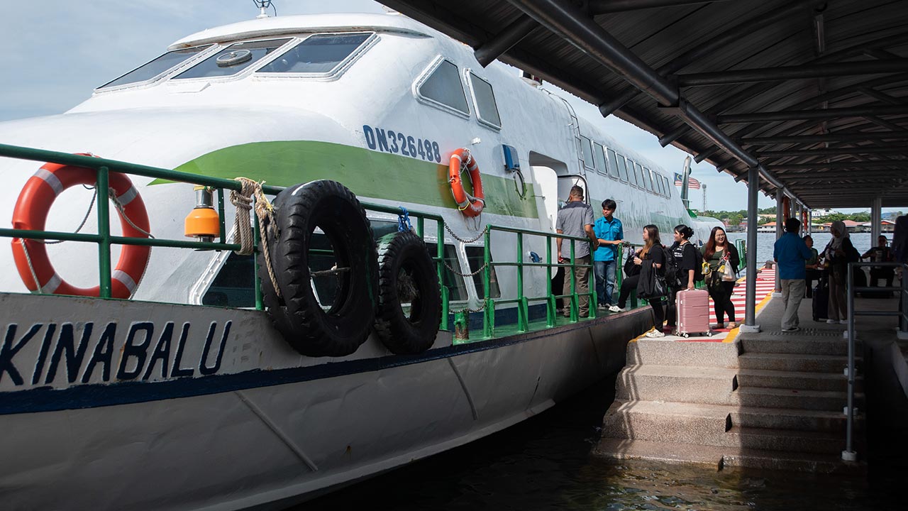 Perkhidmatan feri Labuan-KK kembali beroperasi | Astro Awani