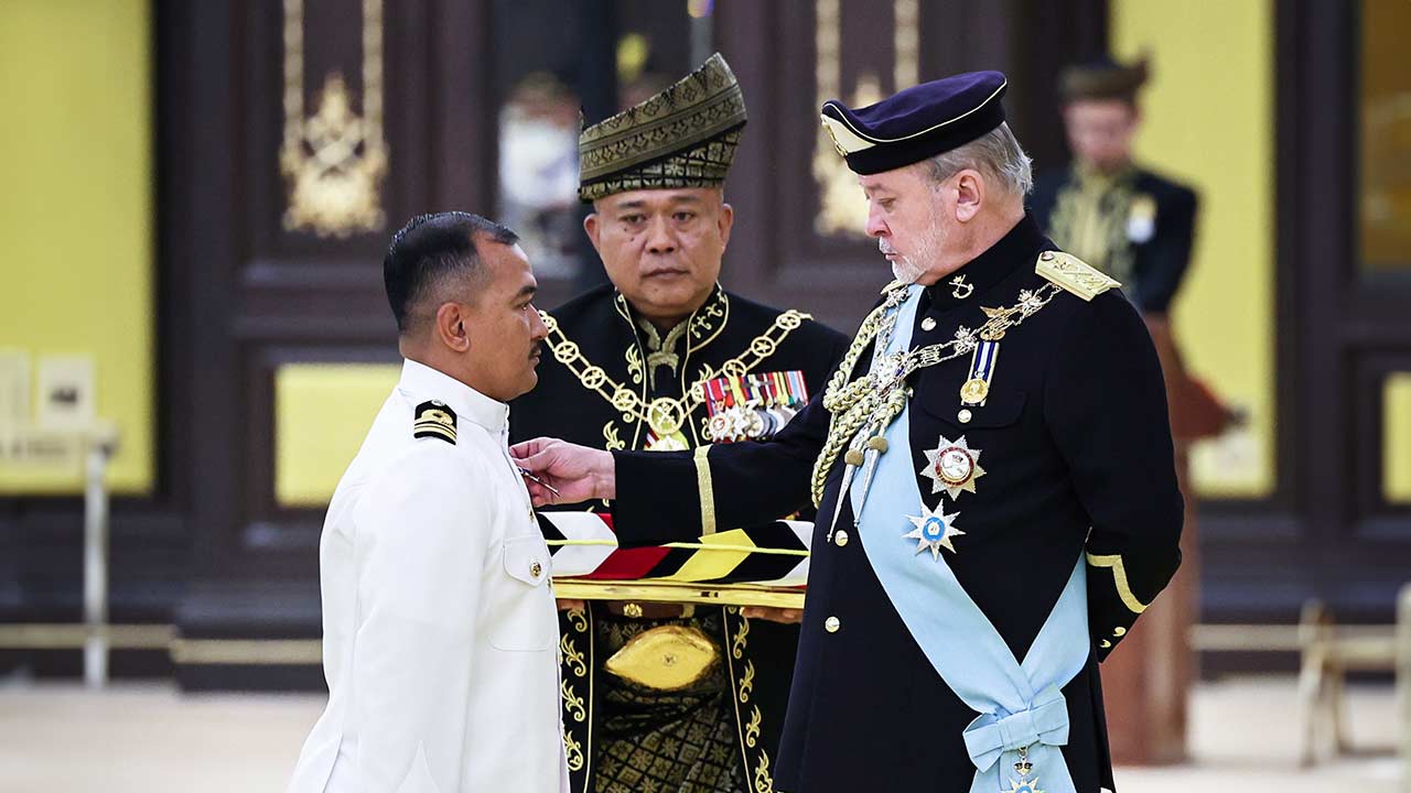 Pegawai TLDM terima bintang JPP kerana keberanian selamatkan mangsa bot ...